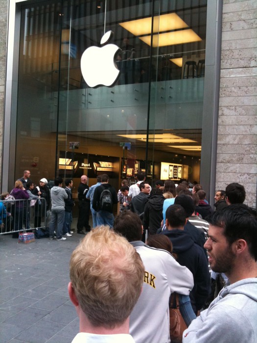 Long queues as Apple launches iPhone 4 - Place North West